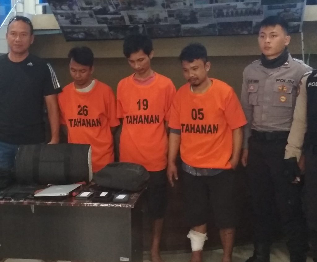 Resmob Bekuk Perampok Modus Pecah Kaca Mobil - koran-metro.com Resmob Bekuk Perampok Modus Pecah Kaca Mobil - koran-metro.com