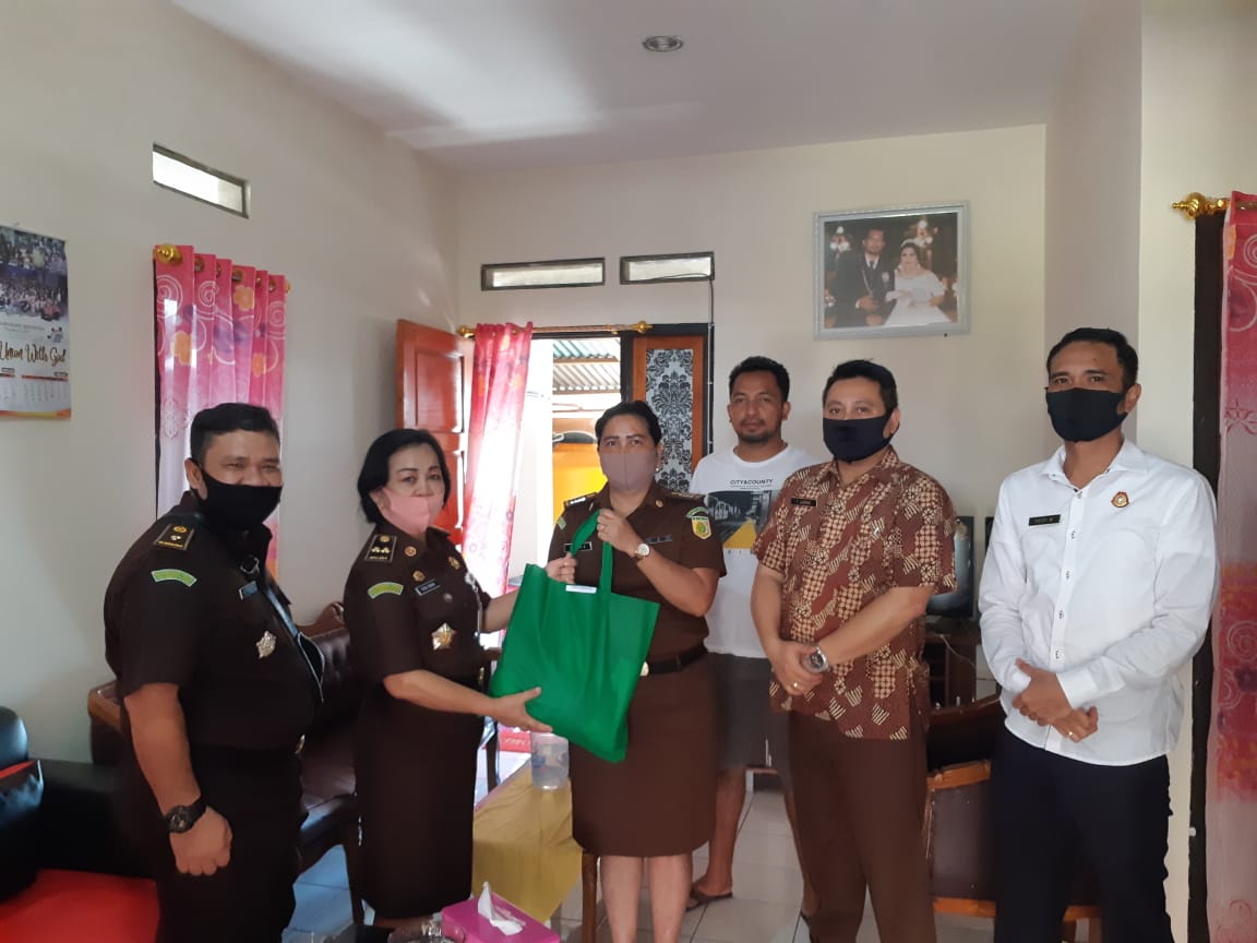 Kejari Sitaro Salurkan Bantuan kepada Staf - koran-metro.com Kejari Sitaro Salurkan Bantuan kepada Staf - koran-metro.com